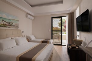 Quarto de hotel com duas camas, televisão de tela plana, um quadro e varanda com vista.