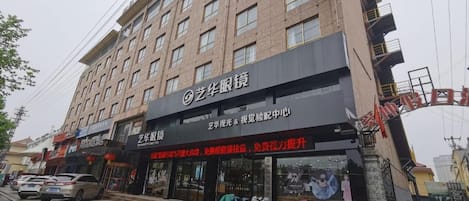 Um edifício com vários andares e fachada comercial no andar térreo.