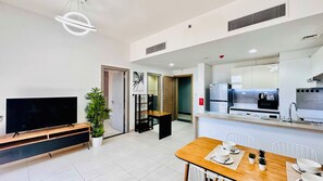 Uma cozinha moderna com forno embutido, geladeira e pia.
