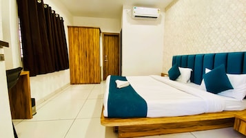 Quarto Deluxe, varanda, Vista para a cidade | Secretária, secretária adequada para computadores portáteis 