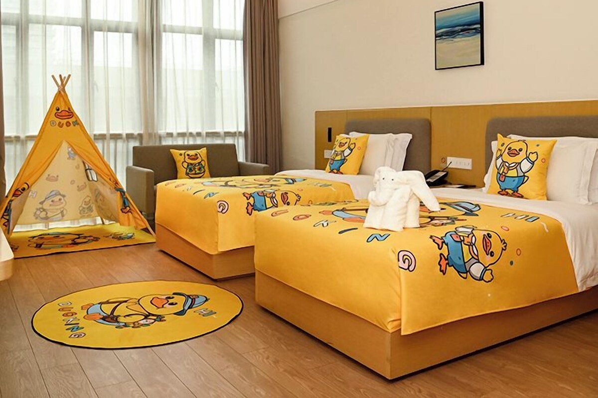 Quarto de hotel com duas camas, uma tenda e uma janela grande.