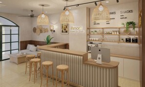 Uma área de recepção de hotel moderna, com balcão de madeira, banquetas de bar, sofá e um painel exibindo um menu.