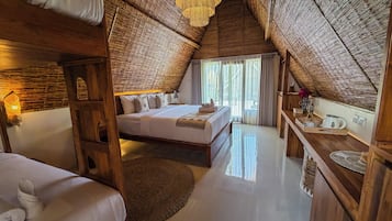 Quarto com teto alto, vigas de madeira, cama com roupa de cama branca, uma pequena mesa com chaleira e janela com cortinas.