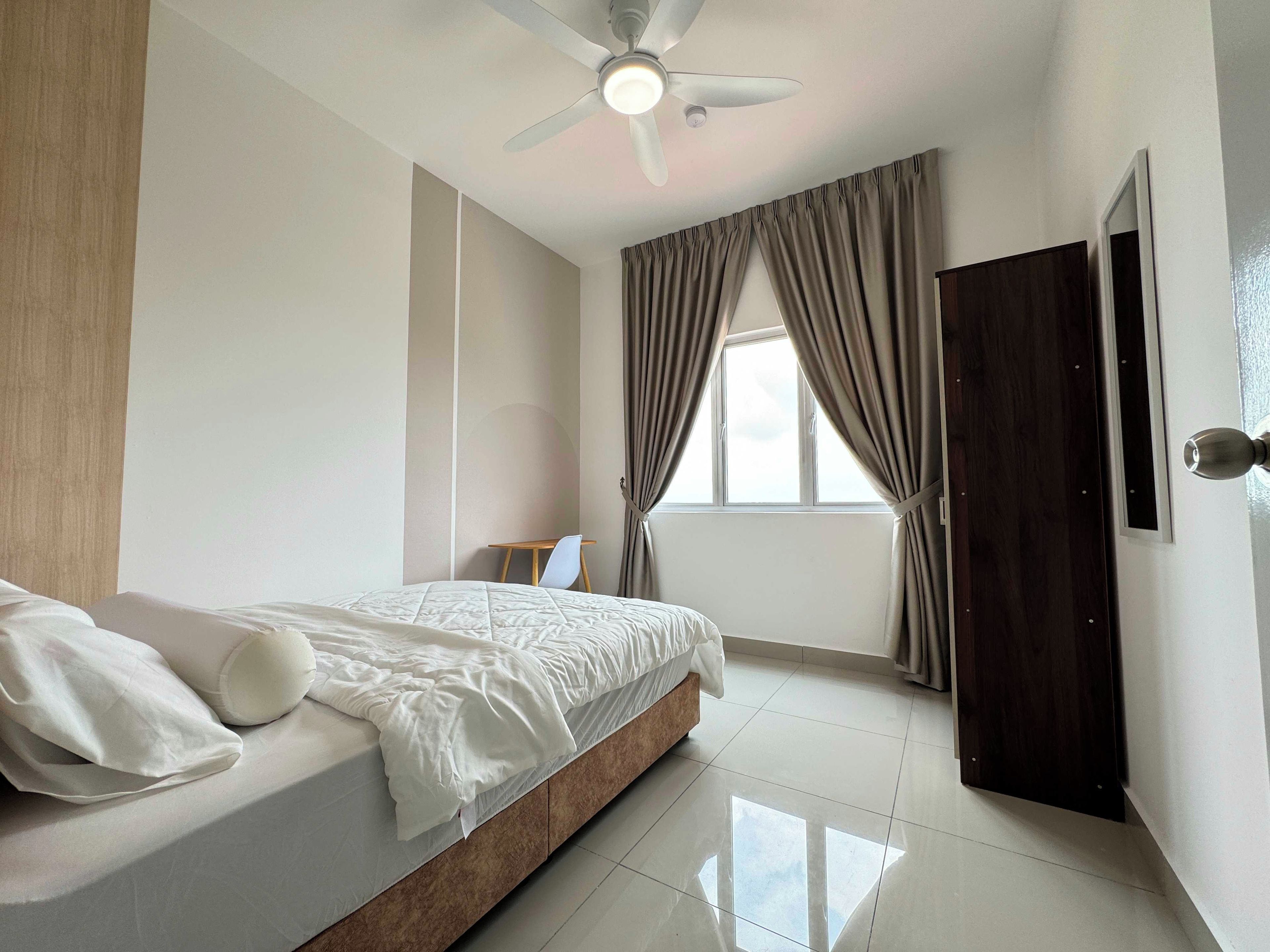 Quarto com cama, ventilador de teto, janela com cortinas e porta.