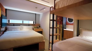 Quarto Quádruplo, casa de banho privativa, Vista para a cidade | Roupa de alta qualidade, secretária 