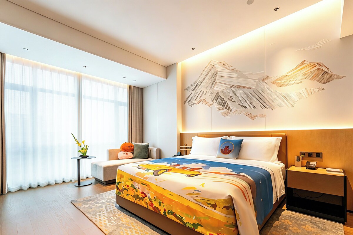 Quarto de hotel moderno com uma cama grande, mesa de cabeceira, luminária na parede e uma janela com cortinas.
