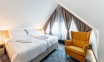 Quarto casal ou duplo | Cofres nos quartos, escrivaninha, espaço de trabalho para notebook