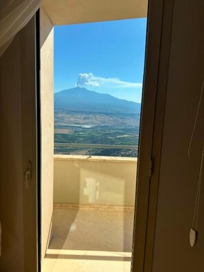 Uma varanda com vista para uma montanha.