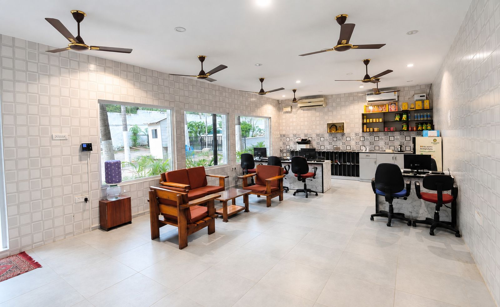 Um quarto amplo com várias ventoinhas no teto, área de estar com mobiliário de madeira e cozinha equipada com bancada e eletrodomésticos.