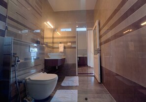 Quarto premium, sacada, vista para o vale | Banheiro | Chuveiro, toalhas de banho, sabonete, shampoo