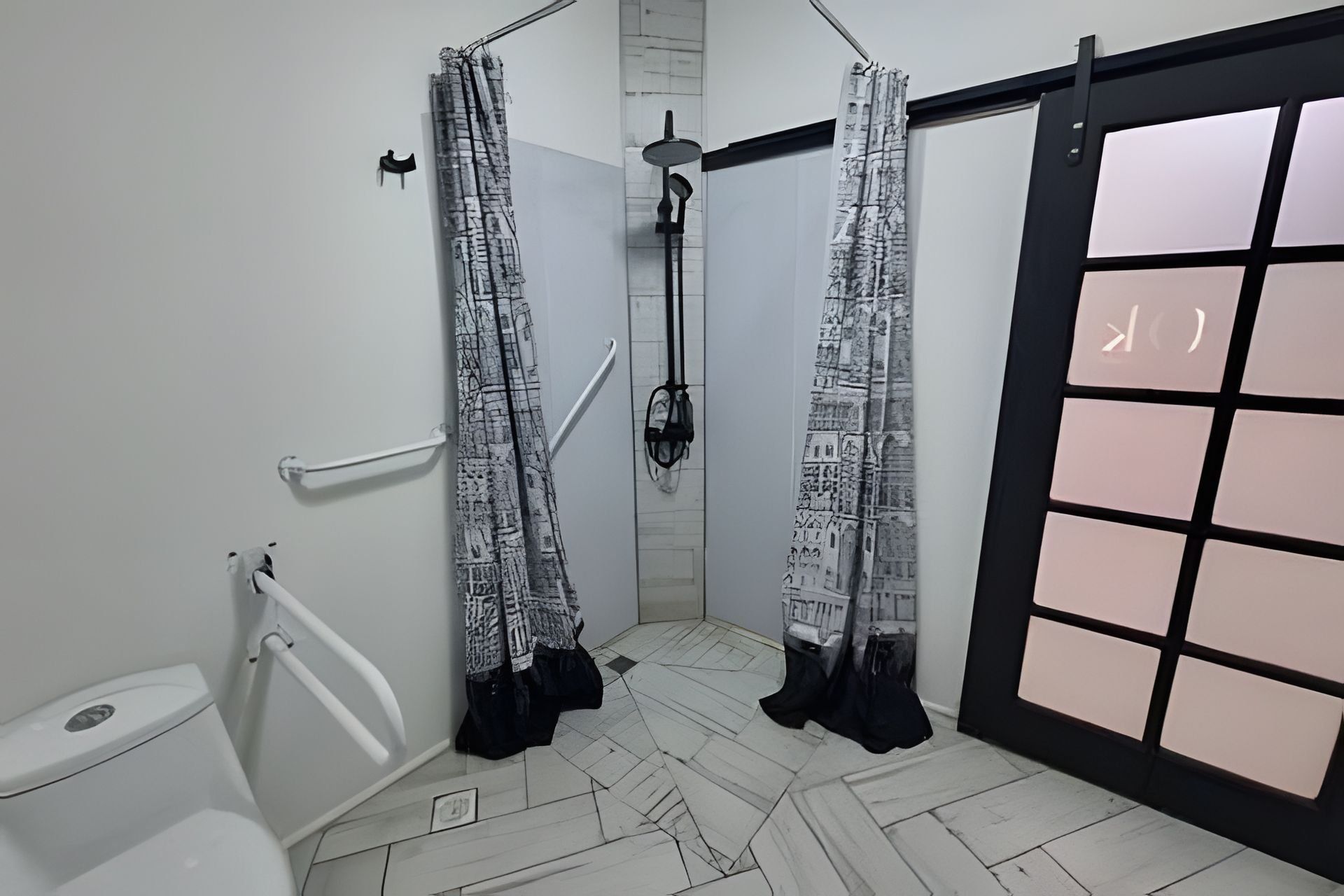Um banheiro com vaso sanitário branco, chuveiro com cortinas pretas e uma janela grande com moldura preta.