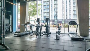 Academia com esteiras, elípticos e aparelhos de musculação.