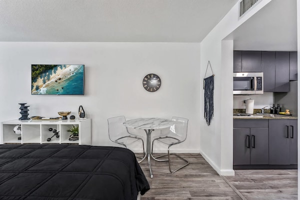 Stylish Brickell Studio W Pool Gym Great Views - Miami Beach, FL