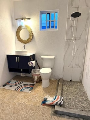 Apartamento, 1 quarto, varanda, vista para o mar | Casa de banho
