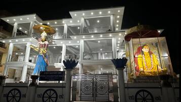 Um edifício com vários andares e uma estátua de uma divindade no andar térreo.