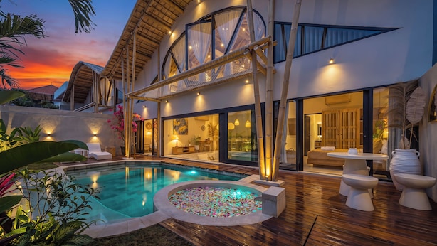 Um resort moderno com piscina, área de estar externa e um pátio coberto.