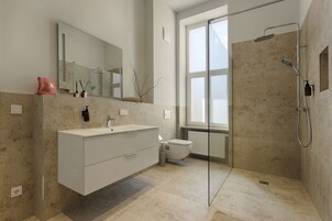 Loft Comfort, Vista para a cidade | Casa de banho | Toalhas fornecidas, sabão, champô, papel higiénico 