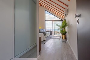 Interior moderno com porta de vidro que dá para uma varanda com vista.