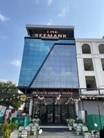 Um edifício com fachada de vidro moderna e uma placa com o texto 'The Seefank'.