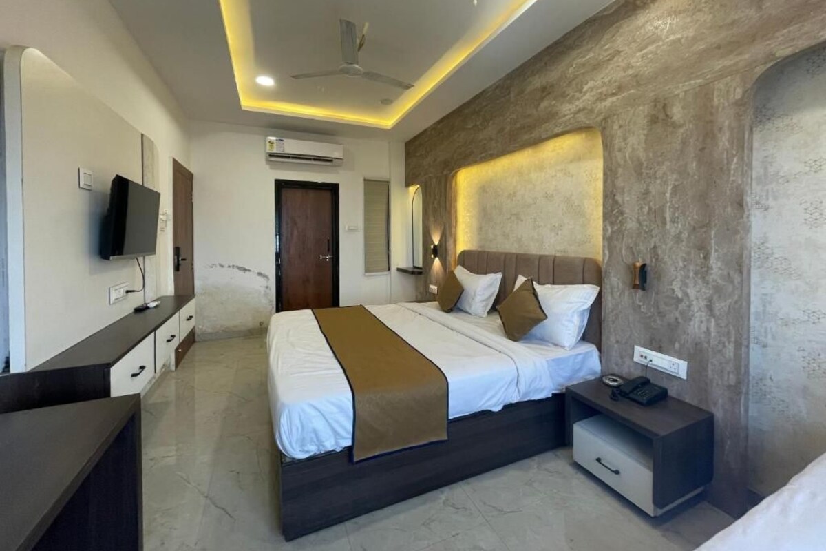 Quarto triplo luxo, vista para a cidade | Escrivaninha, Wi-Fi de cortesia