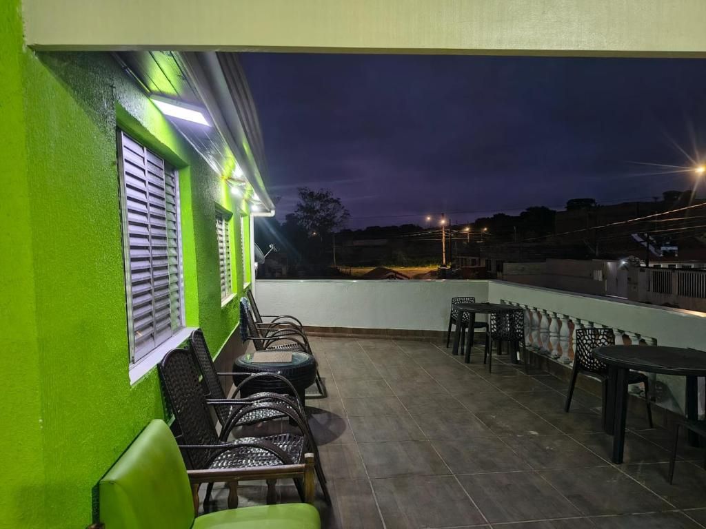 Área de estar ao ar livre com assentos e vista para a cidade ao anoitecer.