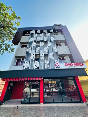 Um hotel com fachada moderna, destacando a sinalização para Gypsy Hotels e Hospitality.