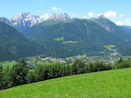Paisagem montanhosa com uma cidade aninhada no vale.