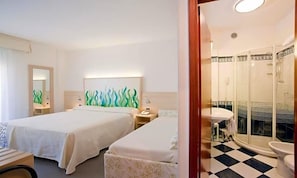 Quarto de hotel com duas camas, banheiro com chuveiro e piso xadrez.
