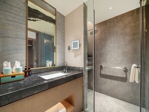 Quarto casal conforto, vista para a montanha | Banheiro | Chuveiro, produtos de toalete grátis, secador de cabelo 