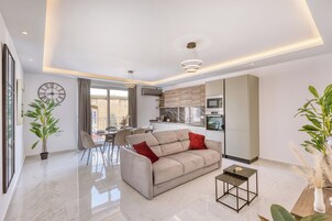 Apartamento, varanda, Vista para a cidade | Sala de estar