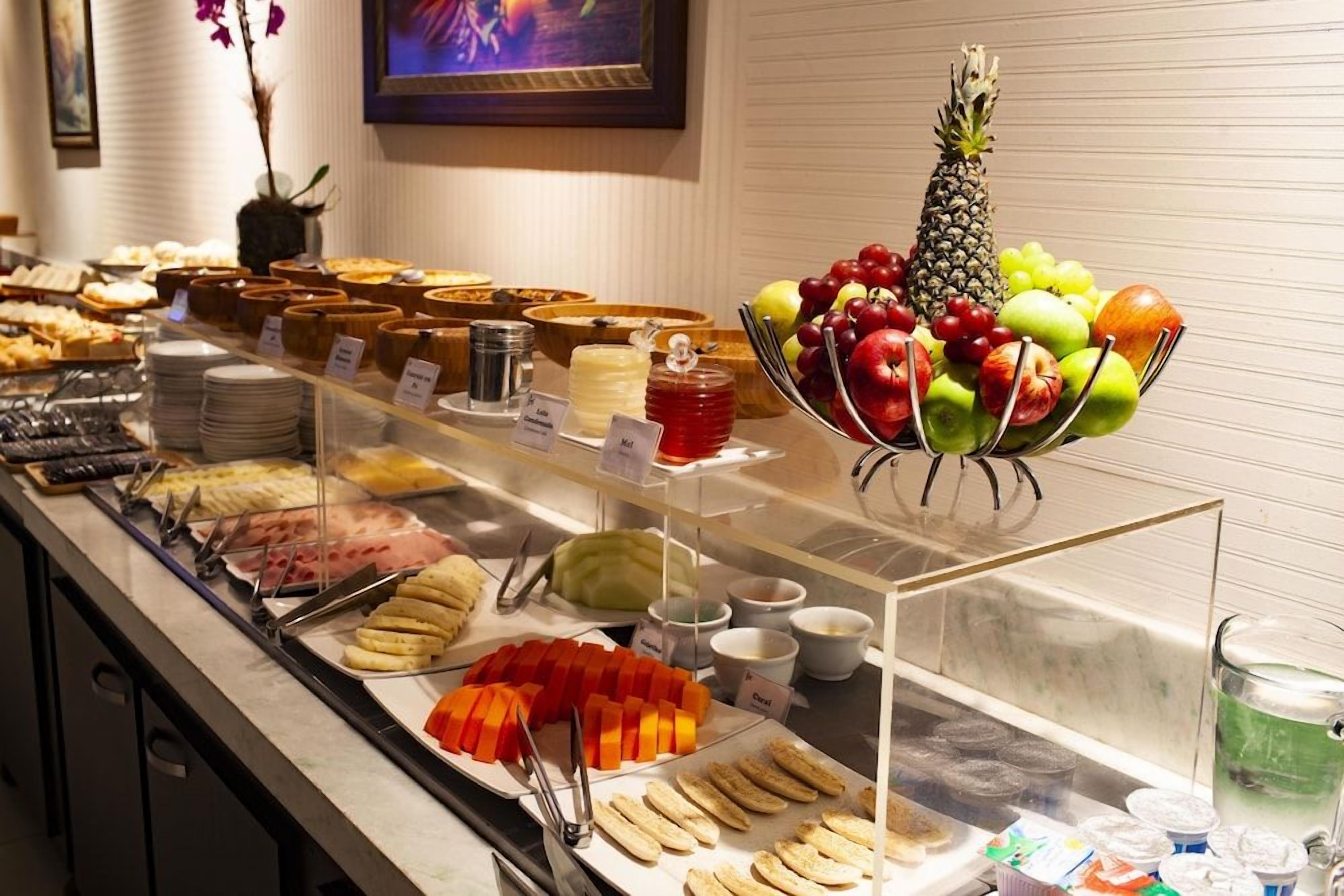 Buffet variado com frutas, legumes e sobremesas.