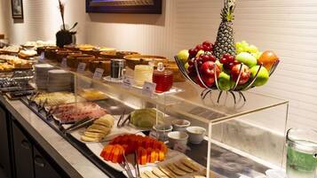 Buffet variado com frutas, legumes e sobremesas.