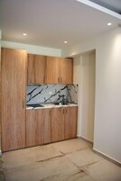 Cozinha com armários de madeira e painel de backsplash de mármore.
