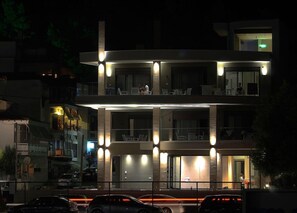 Um hotel com vários andares, varandas e áreas de estar ao ar livre.