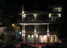 Um hotel com vários andares, varandas e áreas de estar ao ar livre.