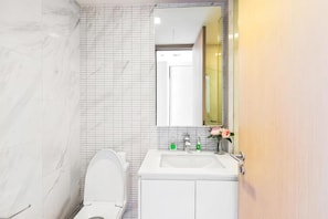 Apartamento Deluxe, varanda, Vista para a cidade | Casa de banho | Uma banheira, um secador de cabelo, toalhas fornecidas, papel higiénico 