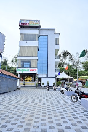Edifício de vários andares com restaurante e sala de estar privativa no andar térreo.