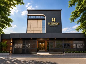 Um edifício moderno com uma placa grande da Crestmont Sunshine.