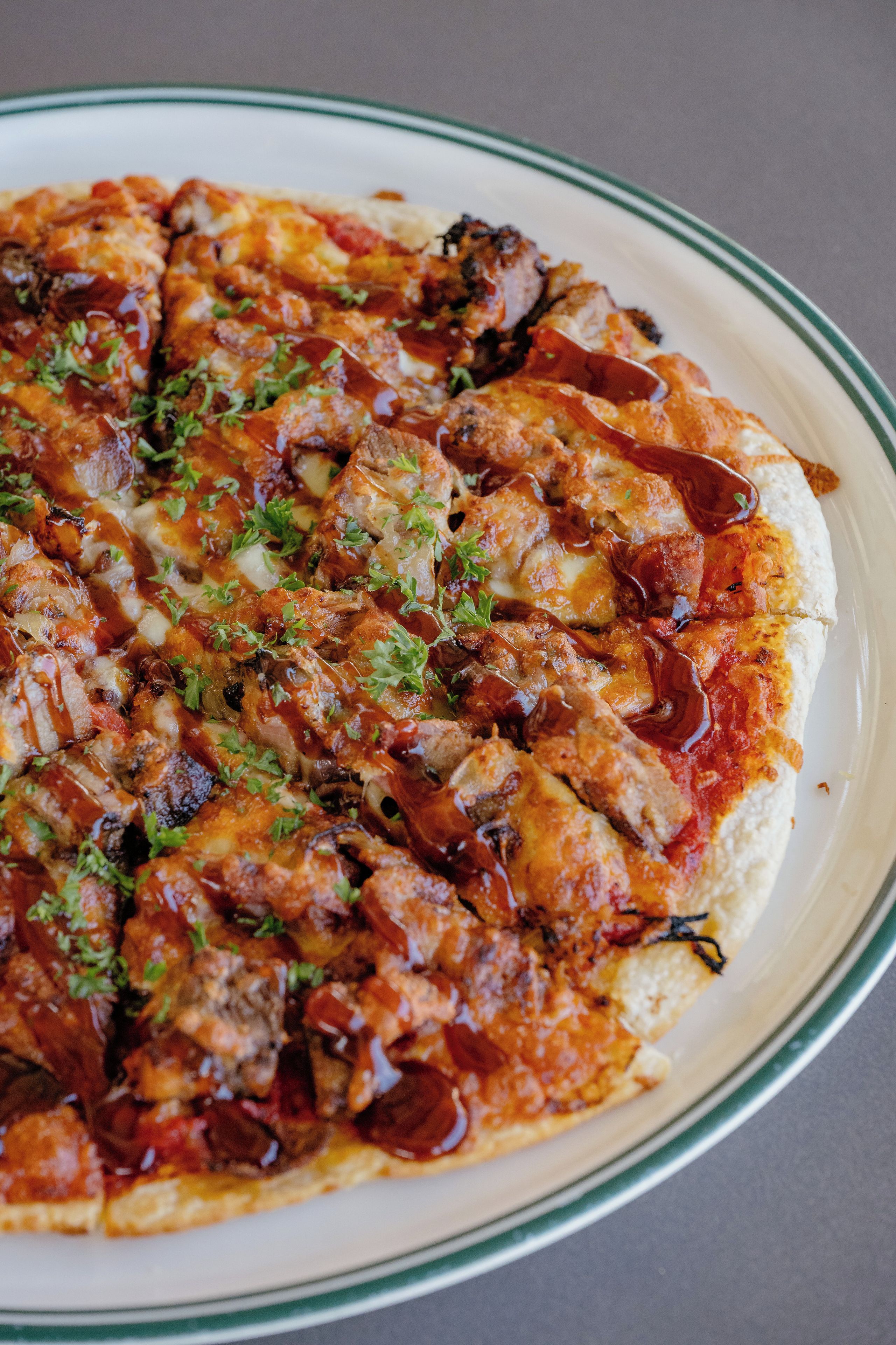 Pizza com diversos ingredientes em um prato.