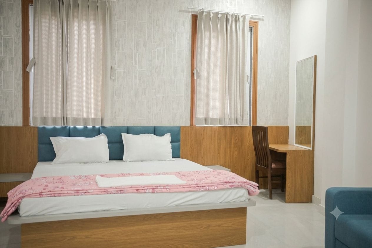 Quarto com cama, escrivaninha e cadeira.