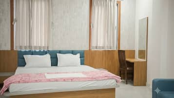 Quarto com cama, escrivaninha e cadeira.