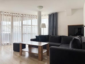 Apartamento luxo, sacada, vista para o pátio | Área de estar