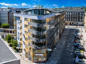 Um edifício moderno de vários andares, com fachada curva e amplas janelas.
