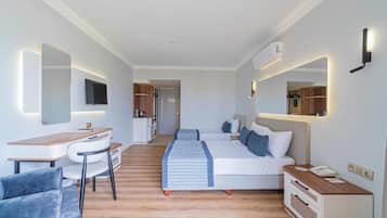 Quarto de hotel moderno com cama, escrivaninha, cadeira e espelho.