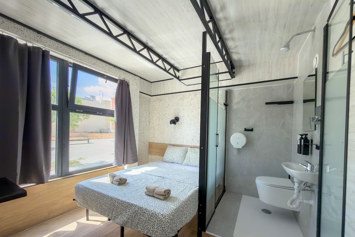 Quarto Duplo Comfort, 1 cama de casal, casa de banho anexa, no rés do chão | Wi-fi grátis, roupa de cama fornecida 