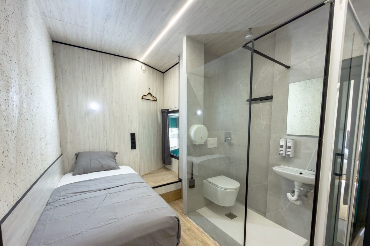 Quarto Individual Básico, 1 cama individual, casa de banho anexa | Wi-fi grátis, roupa de cama fornecida 