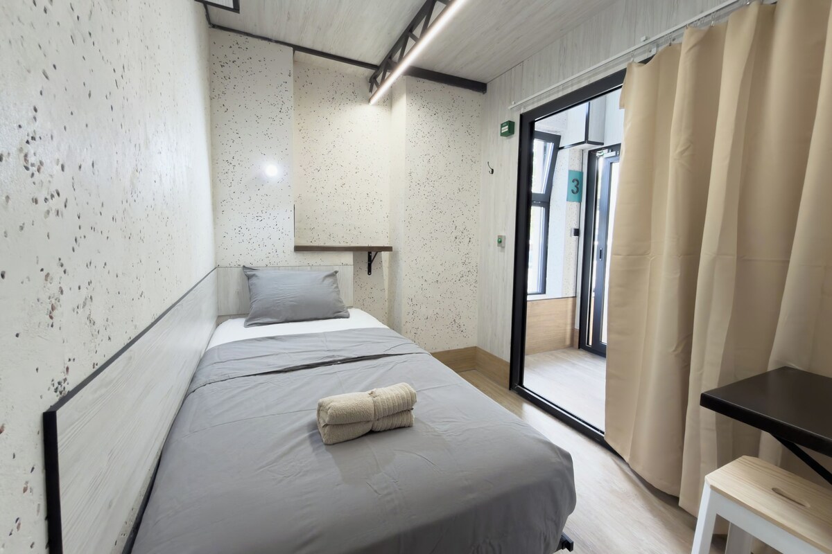 Quarto Individual Comfort, 1 cama individual, casa de banho partilhada, no rés do chão | Wi-fi grátis, roupa de cama fornecida 