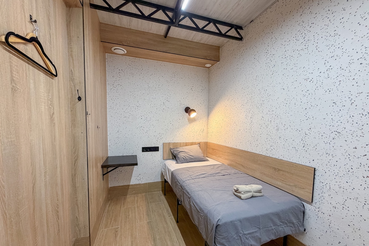 Quarto Individual Comfort, 1 cama individual, adaptado para pessoas com dificuldades de mobilidade | Wi-fi grátis, roupa de cama fornecida 