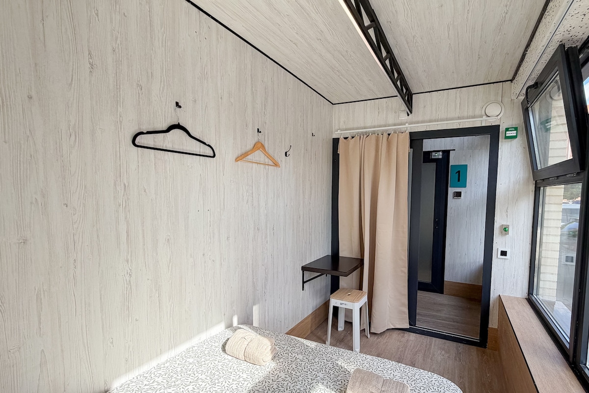 Quarto Duplo Comfort, 1 cama de casal, casa de banho partilhada, no rés do chão | Wi-fi grátis, roupa de cama fornecida 