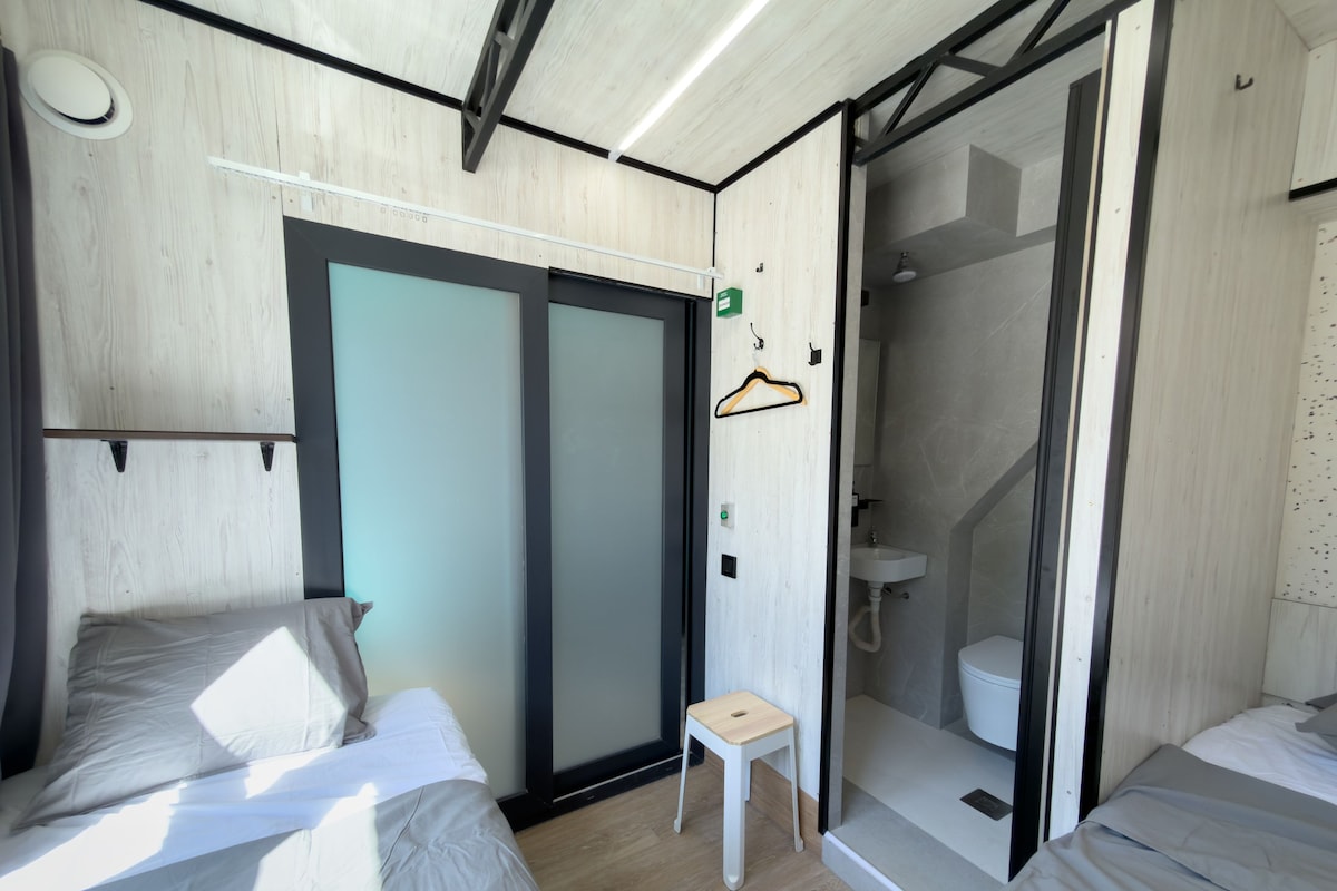 Quarto Twin Comfort, 2 camas individuais, casa de banho anexa, no rés do chão | Wi-fi grátis, roupa de cama fornecida 